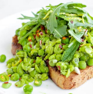 Crushed Peas On Toast with Mint & Lemon I Georgie Eats